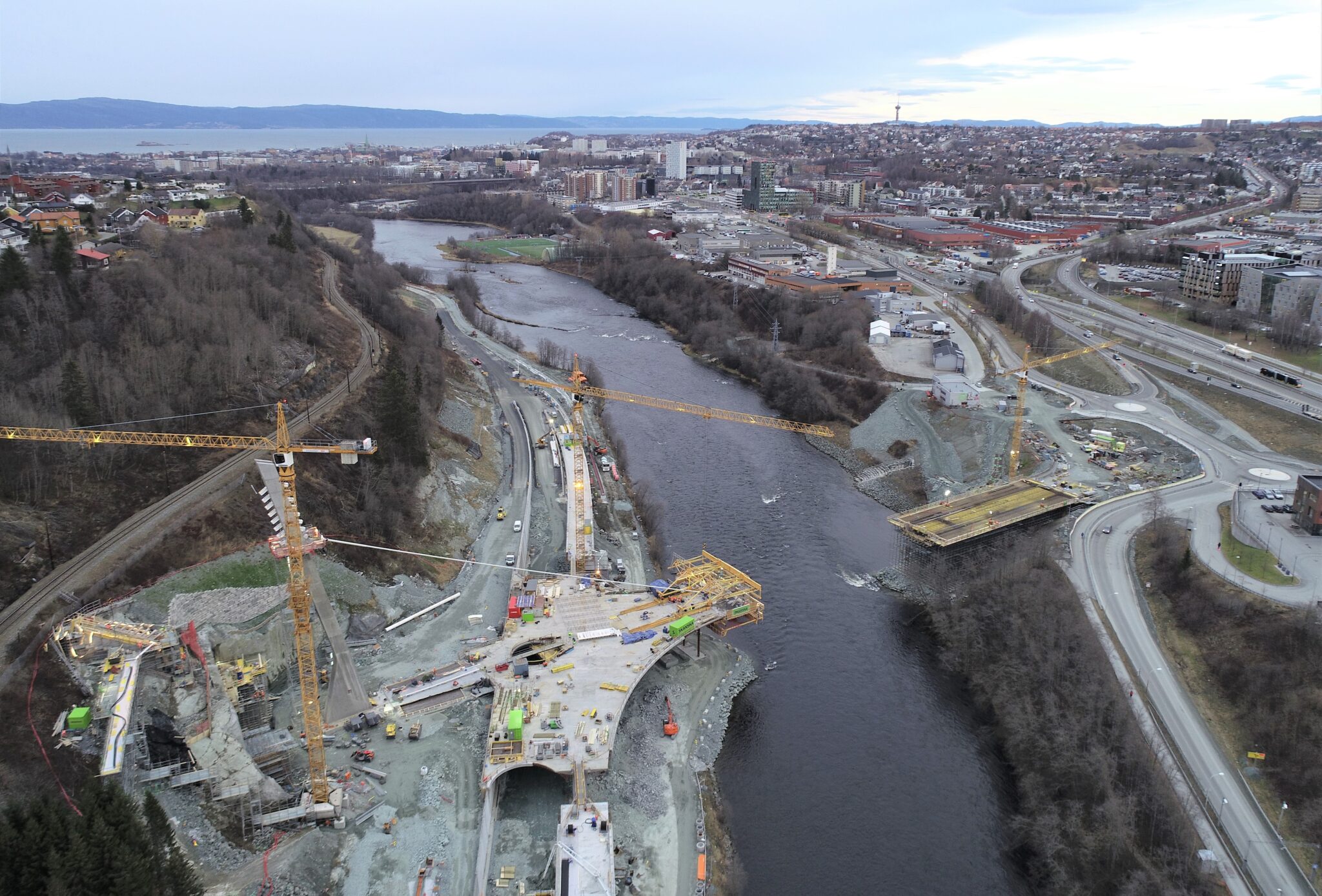 Har levert 1200 m3 Leca lettklinker til Nydalsbrua - Byggfakta Nyheter