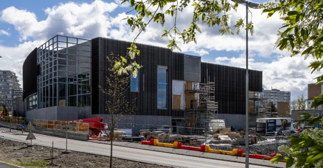 Jeg er glad for å se at Stovner bad er i rute - Byggfakta Nyheter